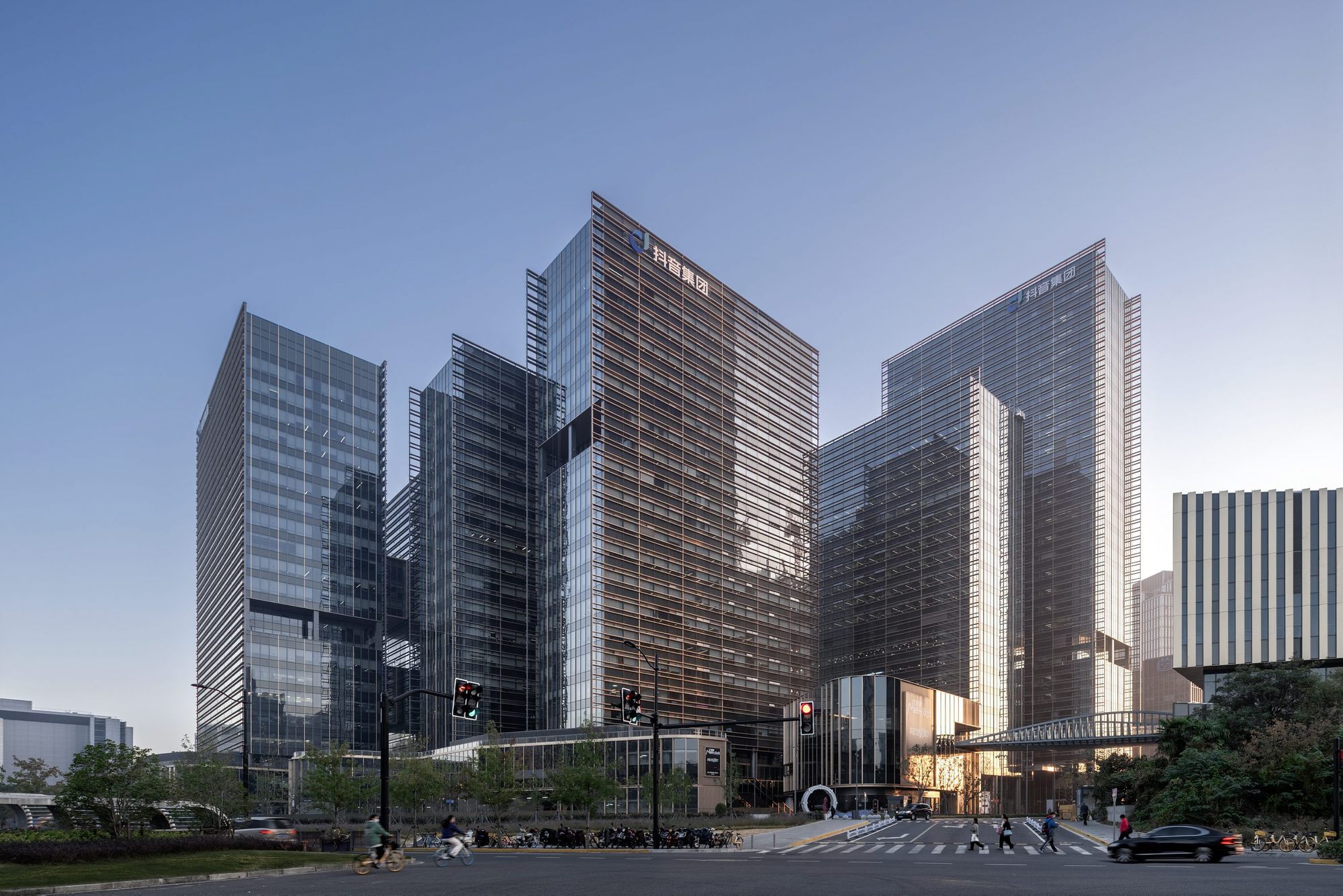 Dynamic Center for "The Springs" Multifunctional Office Complex by gmp ...