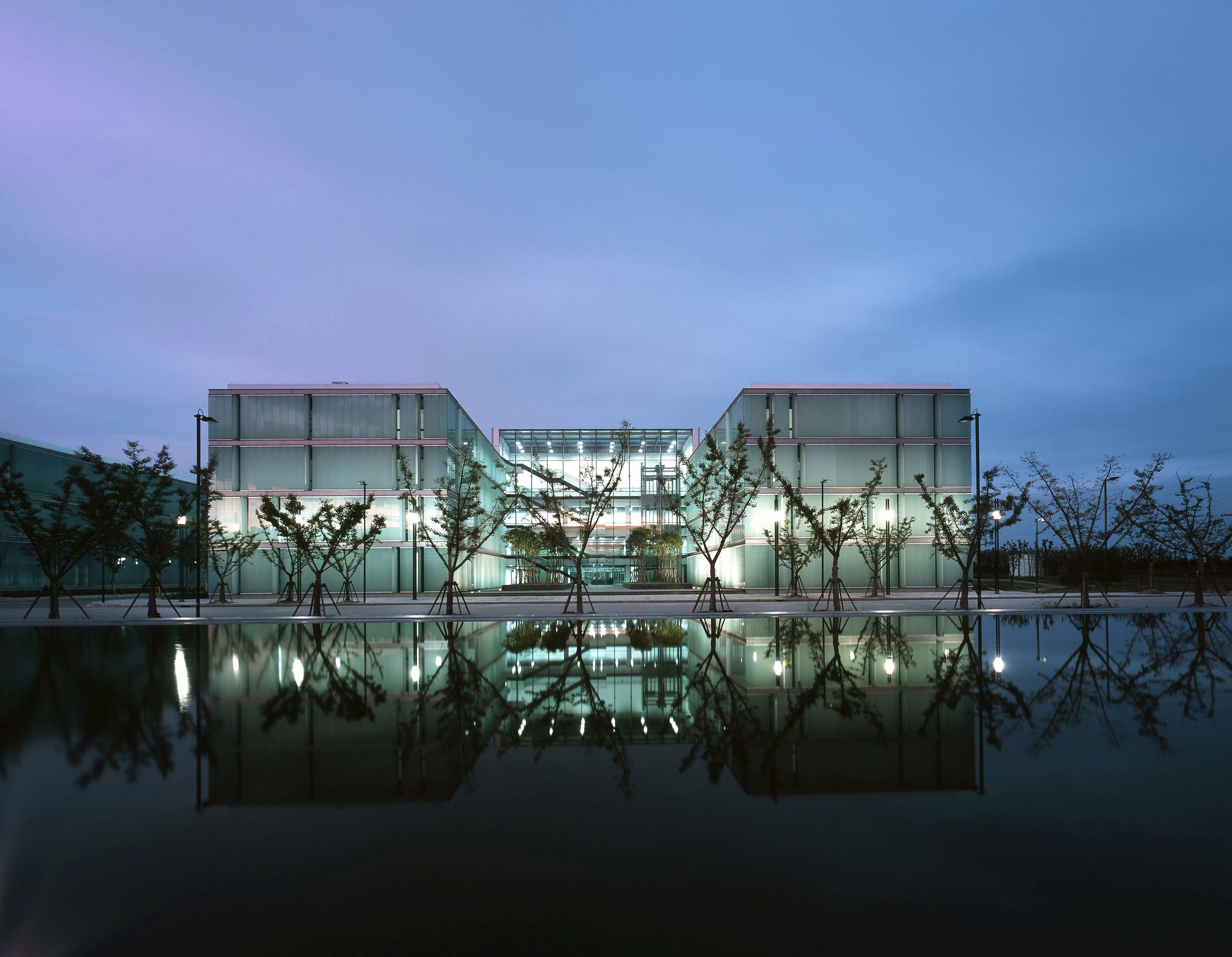 临港投资公司标准厂房“条码”外立面 - 项目 - gmp Architekten