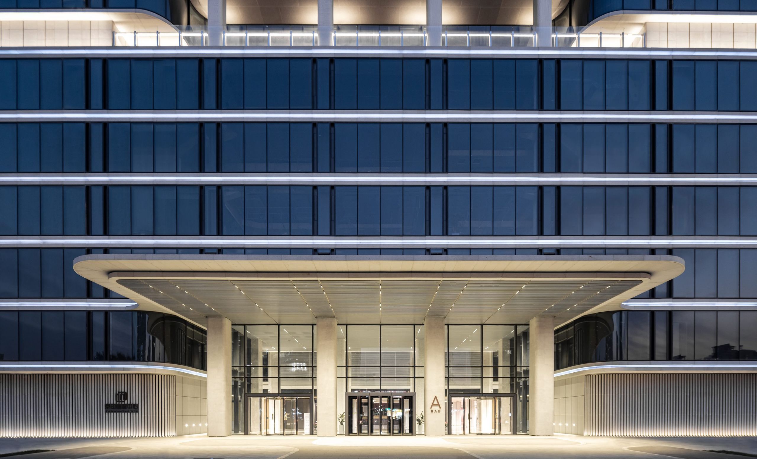 Conversion of a Shopping Mall Multifunctional Office Complex by gmp in ...